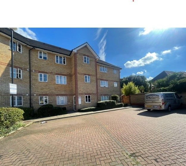 2 bed flat to rent in Rectory Road, Grays RM17, £1,300 pcm - Zoopla