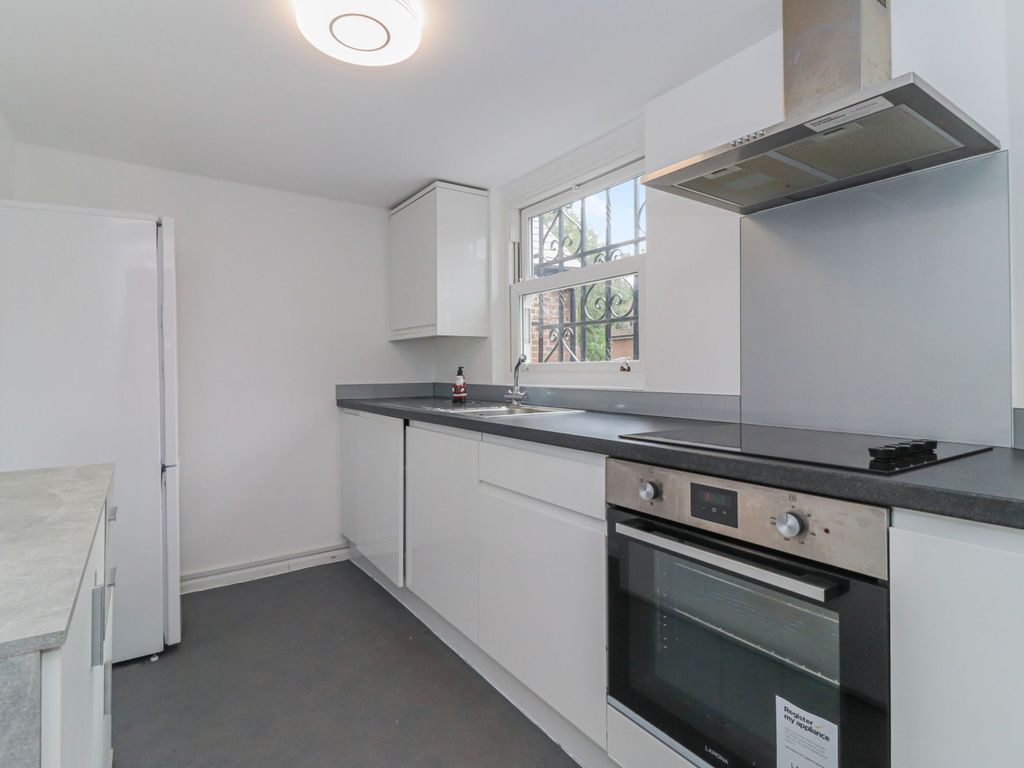 2 bed flat to rent in High Street, Kings Langley WD4, £1,495 pcm - Zoopla
