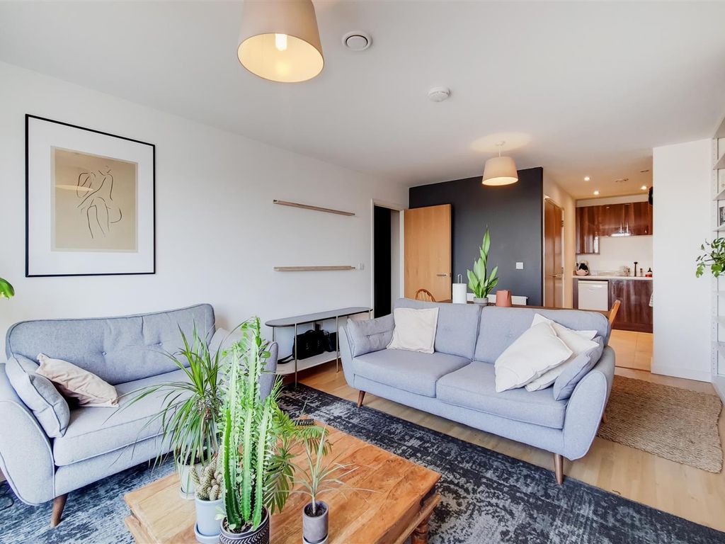 2 bed flat for sale in Hoe Street, London E17 - Zoopla