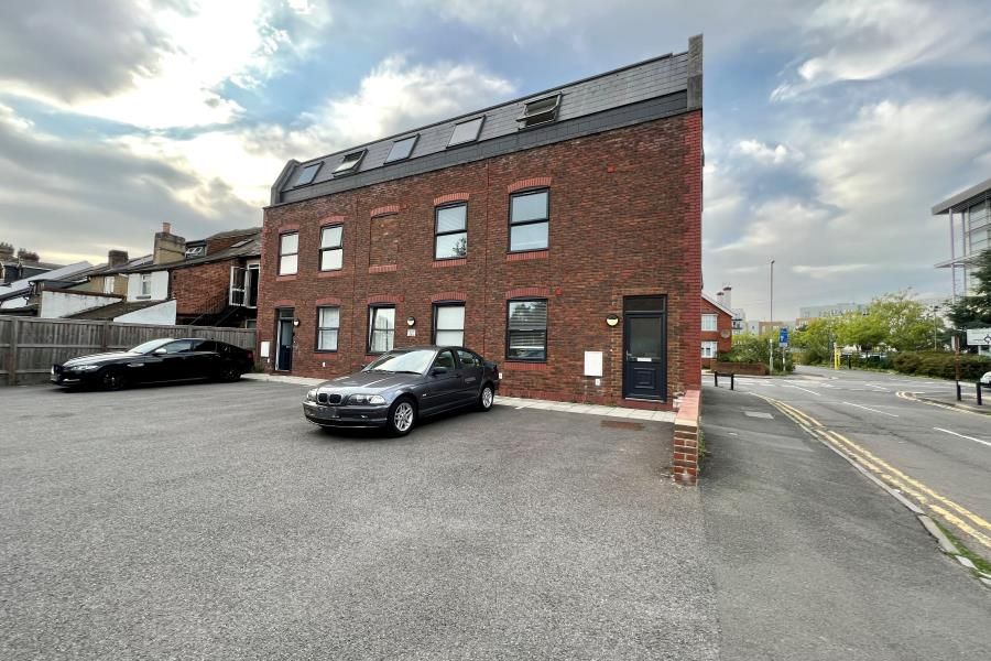 1 bed flat to rent in Station Road, Addlestone KT15, £1,200 pcm - Zoopla