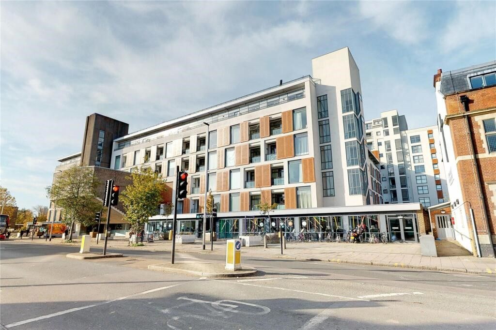 2 bed flat to rent in Cornell Square, London SW8, £2,500 pcm - Zoopla