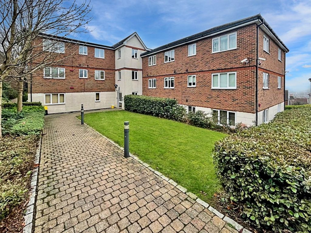 3 bed flat for sale in Treetop Close, Luton, Bedfordshire LU2, £240,000 ...