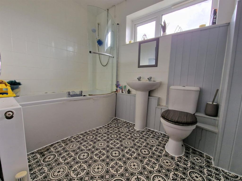 2 bed property to rent in Cameron Close, Tiverton EX16, £875 pcm - Zoopla