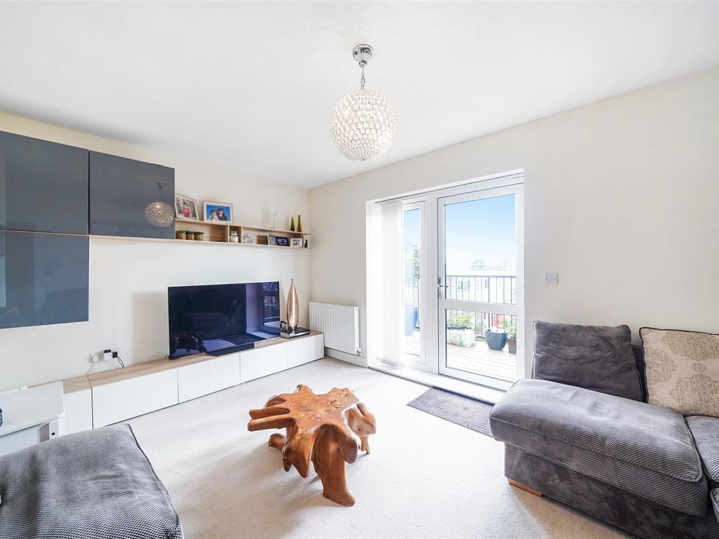2 bed flat for sale in Shingly Place, London E4, £400,000 - Zoopla