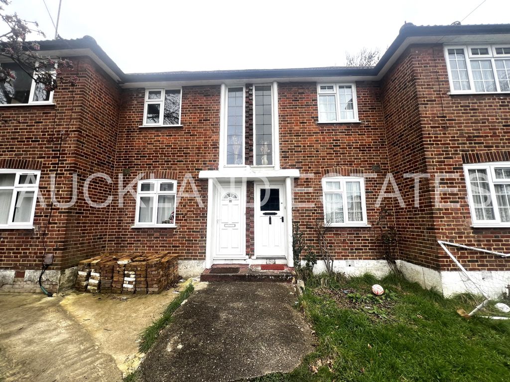2 bed maisonette to rent in Berkeley Court, London N14, £1,800 pcm - Zoopla