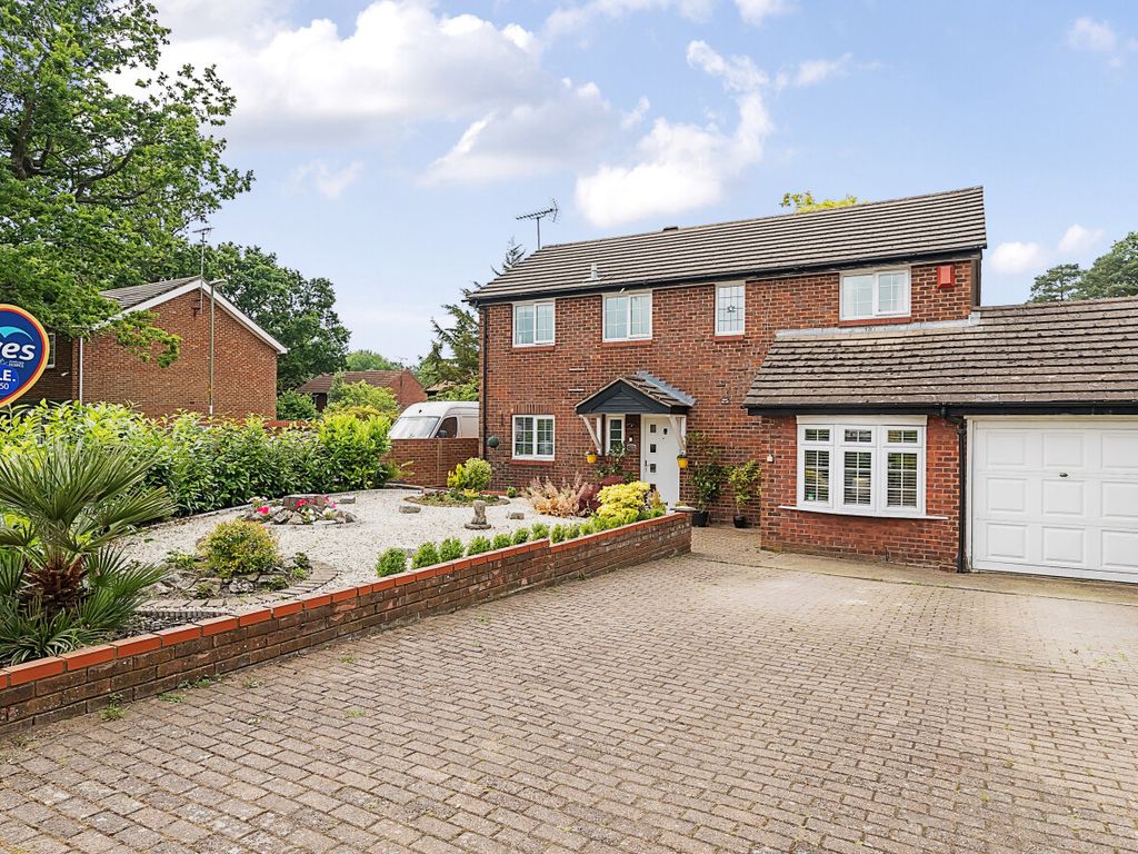 5 Bed Detached House For Sale In Fleet Road Farnborough Hampshire
