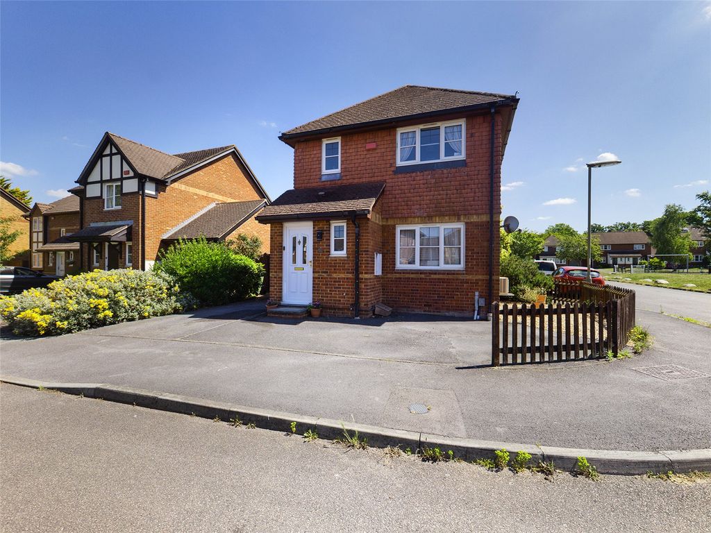 3 bed detached house for sale in Parish Close, Ash, Surrey GU12 - Zoopla