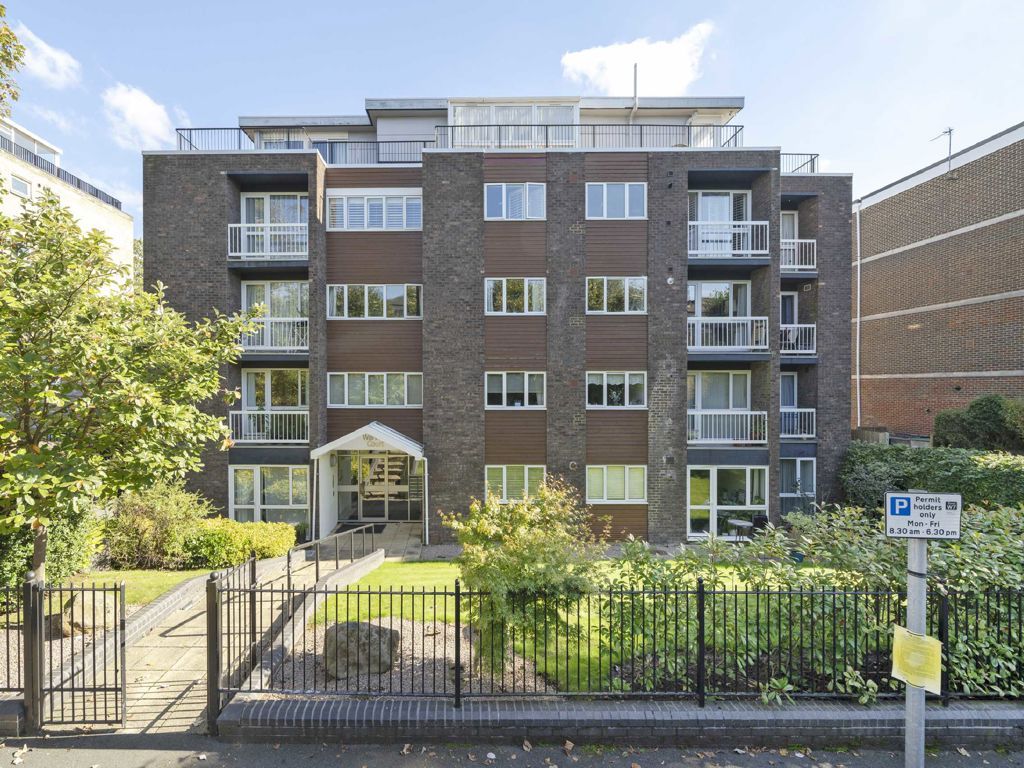 2 bed flat to rent in Lansdowne Road, London SW20, £2,800 pcm - Zoopla