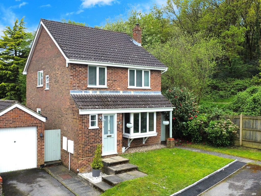 3 Bed Detached House For Sale In Sandringham Way Frimley Gu16 £
