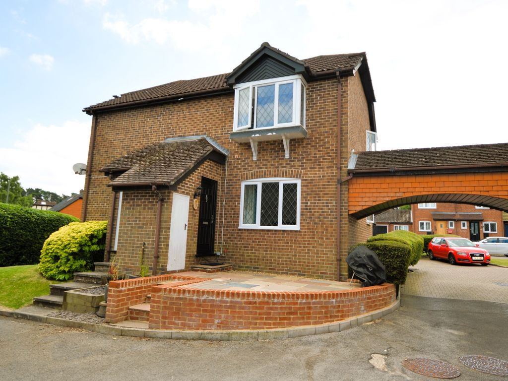 2 bed maisonette to rent in Hawkesworth Drive, Bagshot GU19, £1,250 pcm ...