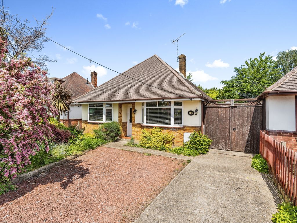 2 Bed Bungalow For Sale In Calmore Road Totton Southampton Hampshire