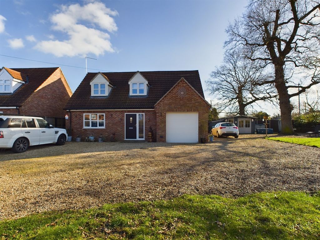 3 Bed Chalet For Sale In Hall Road Outwell Wisbech Pe14 £355 000