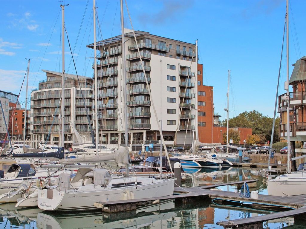 2 bed flat to rent in Sundowner, Channel Way, Southampton SO14, £1,800 ...