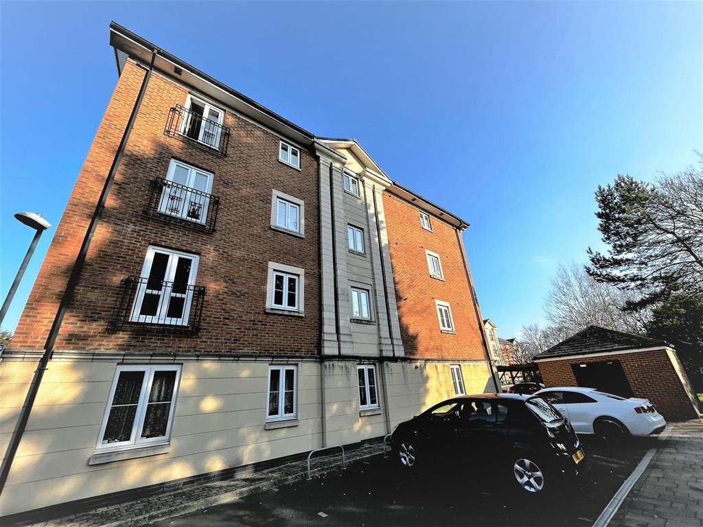 2 bed flat for sale in Brunel Crescent, Swindon SN2, £150,000 - Zoopla