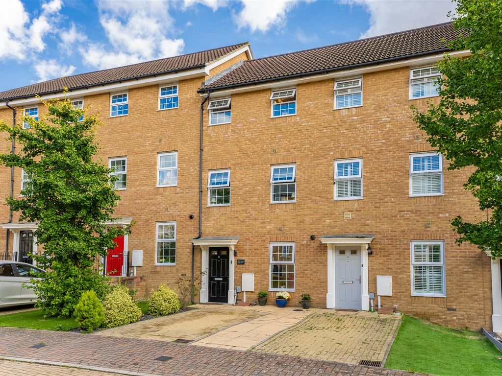 4 Bed Town House For Sale In Sarafand Grove Rochester Me2 £375 000