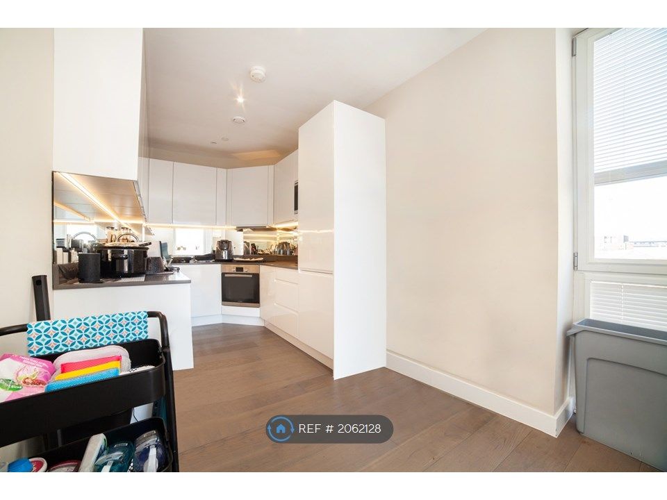 2 bed flat to rent in Broadway House, Bromley BR1, £1,950 pcm - Zoopla