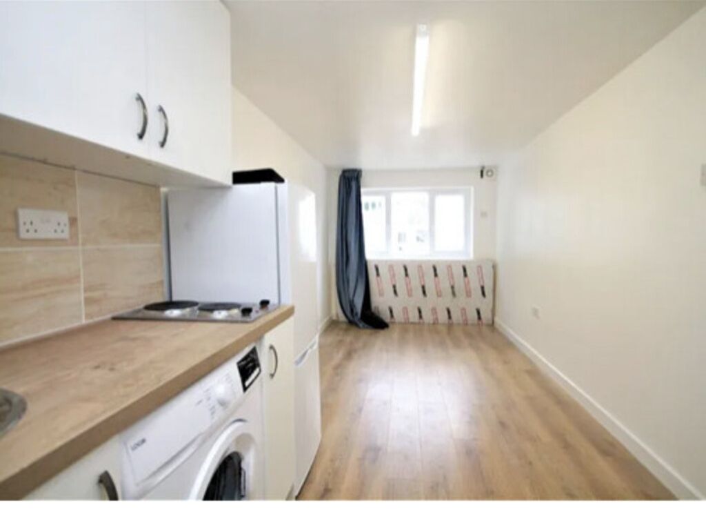Studio to rent in Shropshire Close, Mitcham CR4 - Zoopla