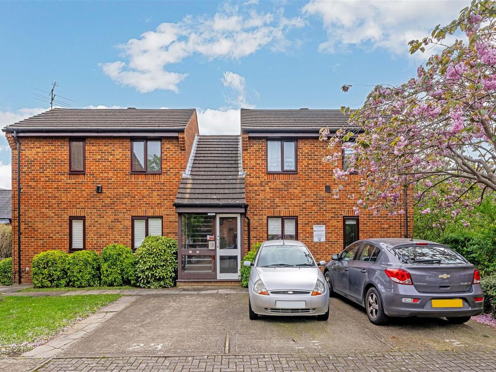 1 bed flat to rent in Georgia Road, New Malden KT3, £1,295 pcm - Zoopla