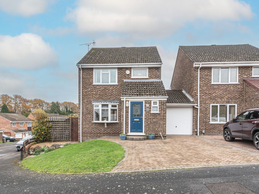 3 Bed Link Detached House For Sale In Wordsworth Avenue Yateley