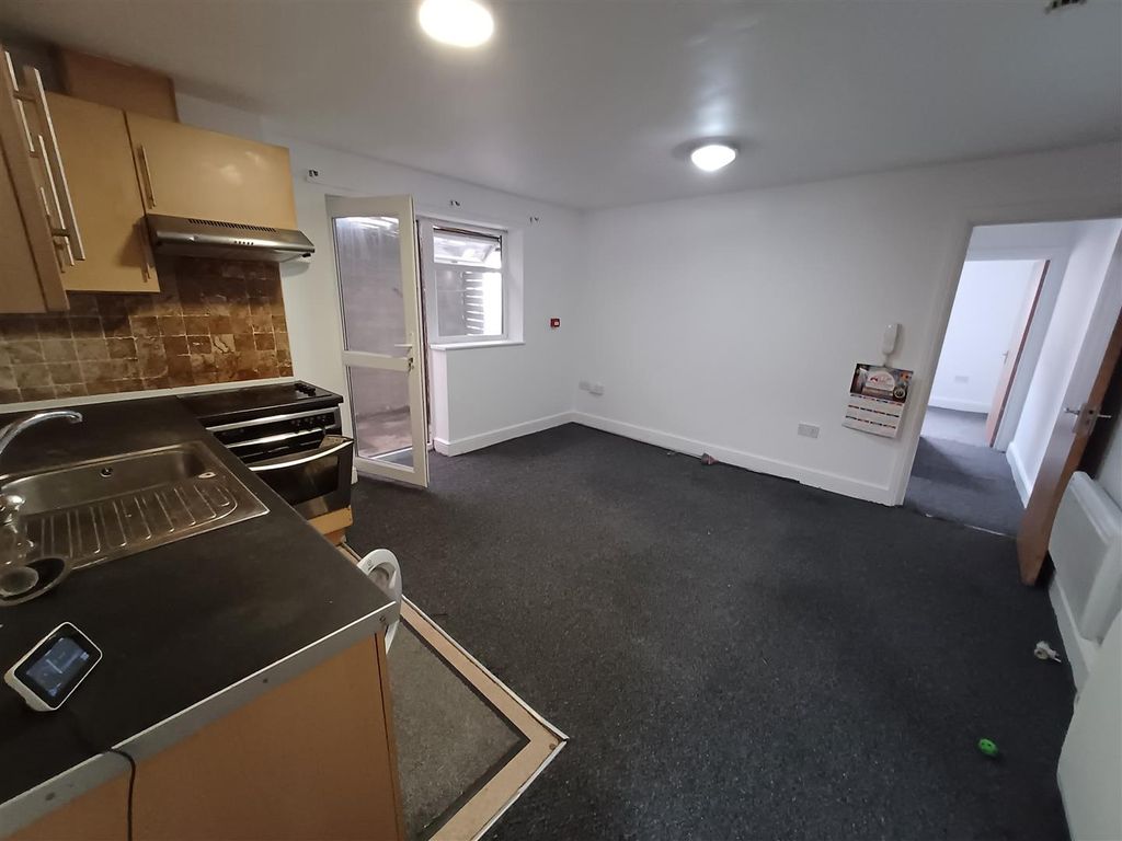 2 bed flat to rent in Broadway, Roath, Cardiff CF24, £850 pcm - Zoopla