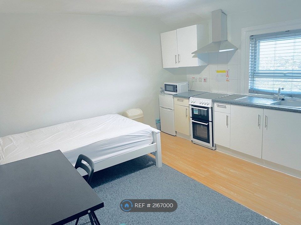 Studio to rent in Waylen Street, Reading RG1, £800 pcm - Zoopla