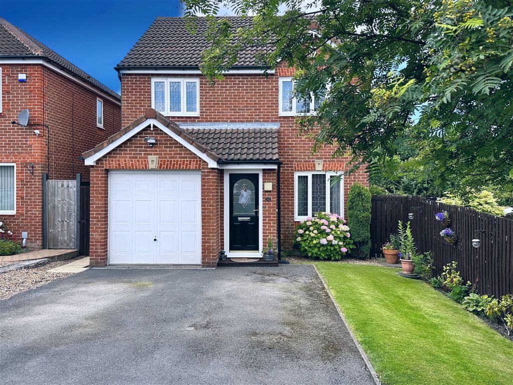 3 bed detached house for sale in Laithes Crescent, Alverthorpe ...