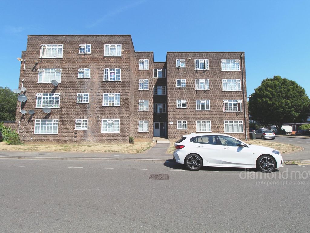 2 bed flat to rent in Arborfield Close, Slough SL1 - Zoopla