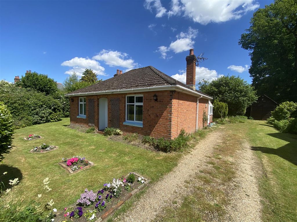 2 Bed Detached Bungalow For Sale In Newbridge Road Cadnam Hampshire