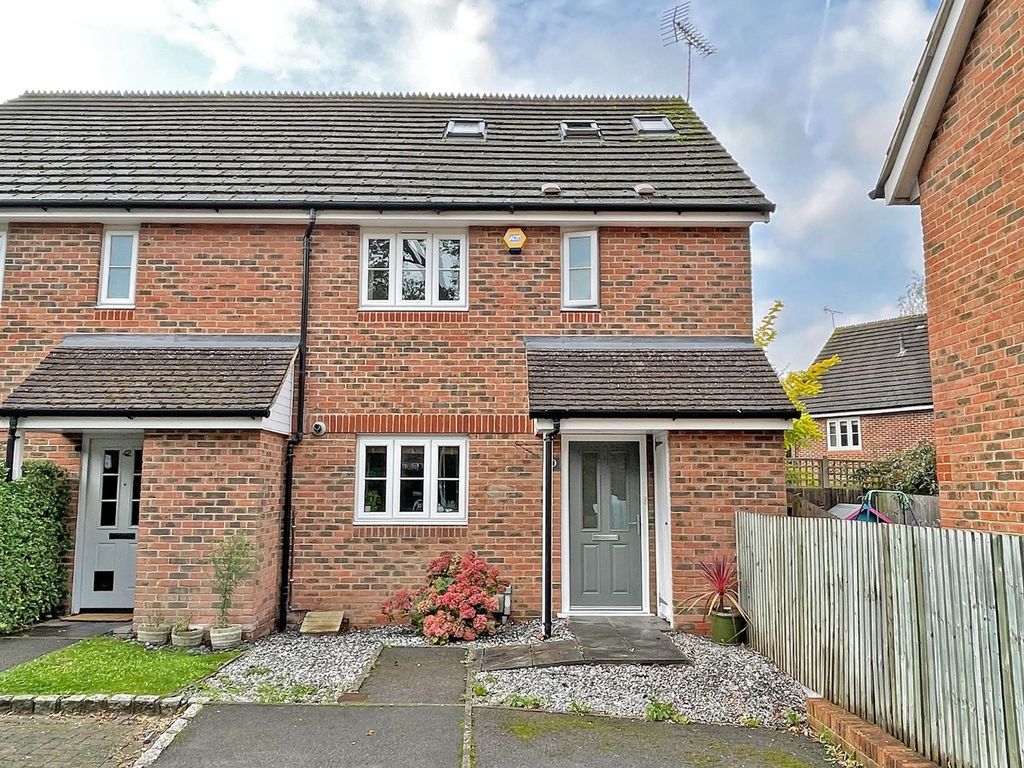 4 Bed End Terrace House For Sale In Dowles Green Wokingham Berkshire