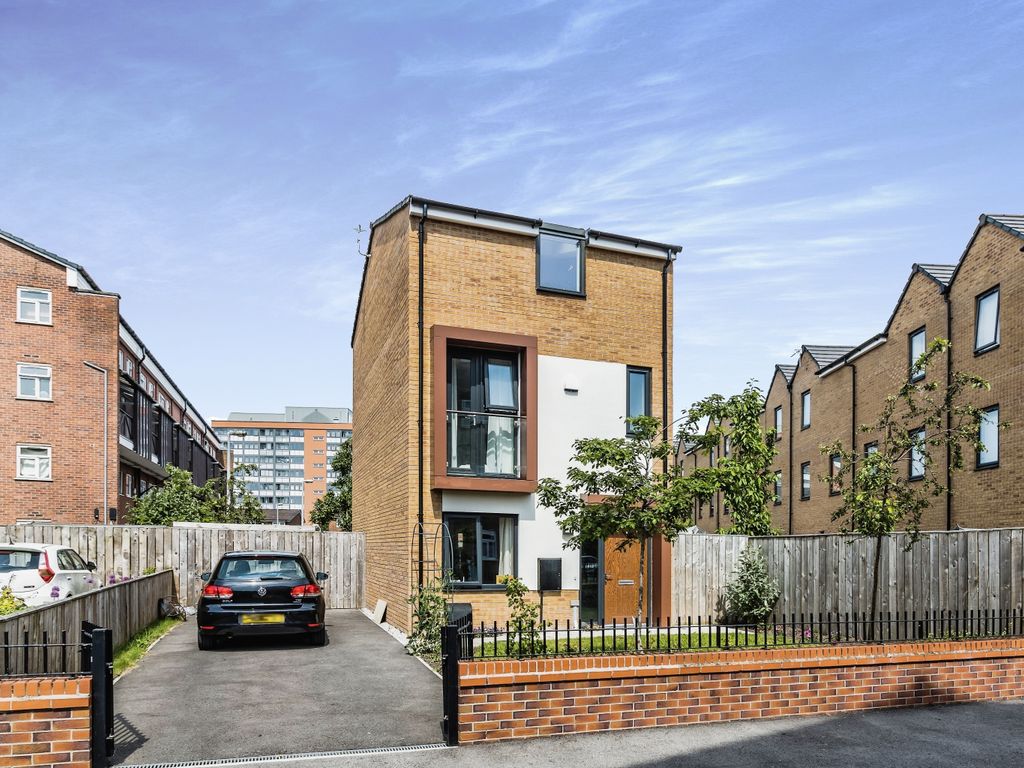 4 bed detached house to rent in Deanwater Close, Manchester, Greater ...