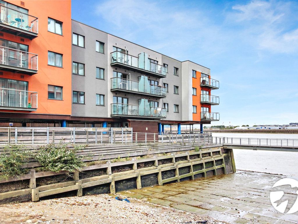 2 bed flat to rent in Mast Quay, London SE18 - Zoopla