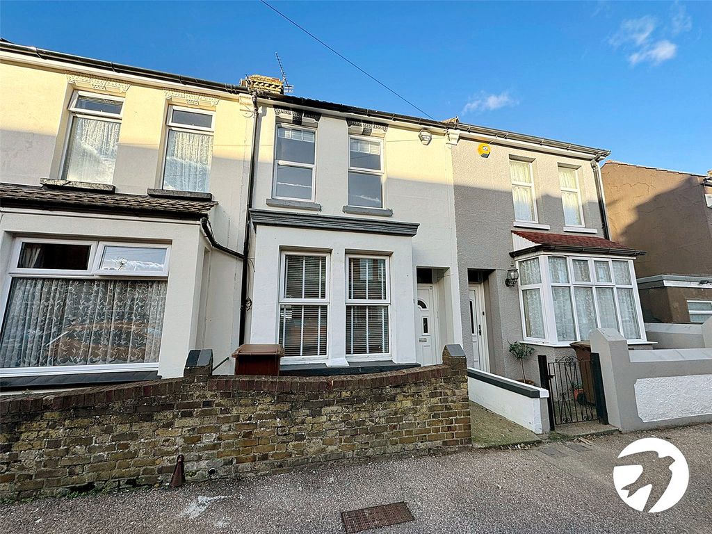 3 Bed Terraced House To Rent In Junction Road Gillingham Kent Me7 £