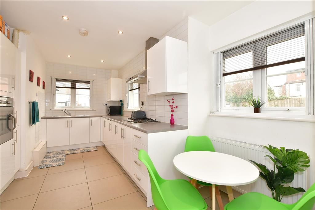5 bed detached house for sale in Lindale Close, Ilford, Essex IG4 - Zoopla