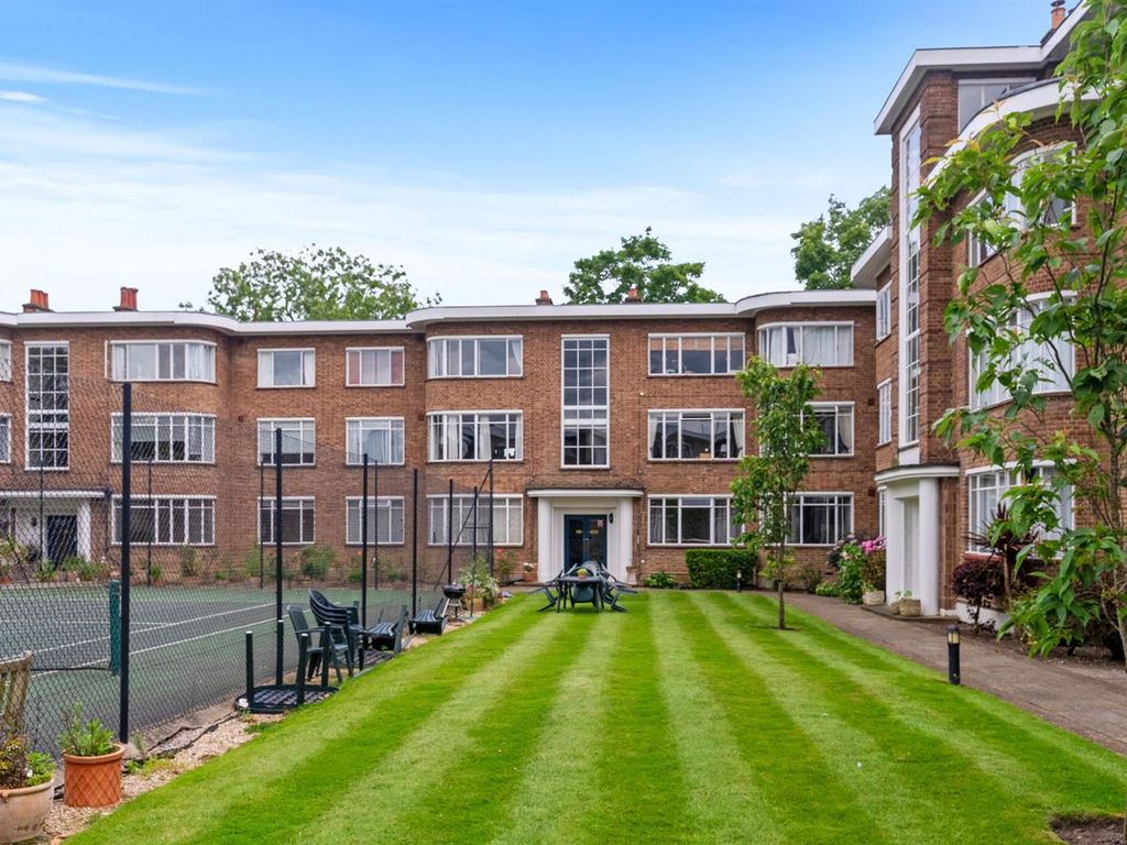 2 bed flat for sale in Bridge Road, East Molesey KT8, £450,000 - Zoopla