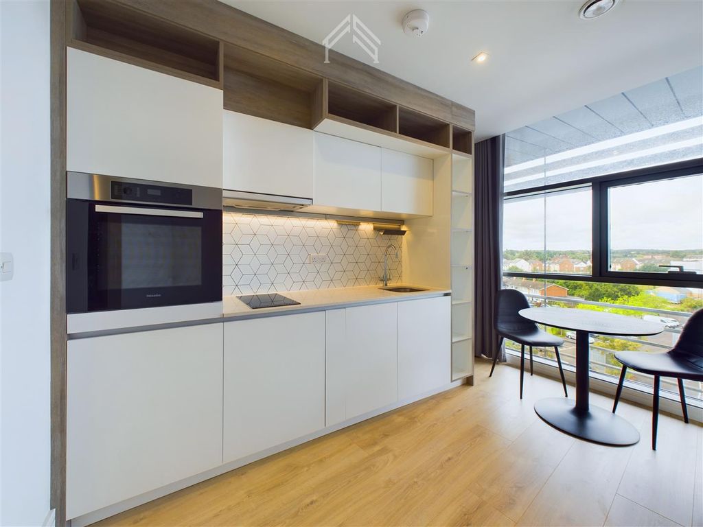 Studio to rent in Station Road, Addlestone KT15, £1,050 pcm - Zoopla