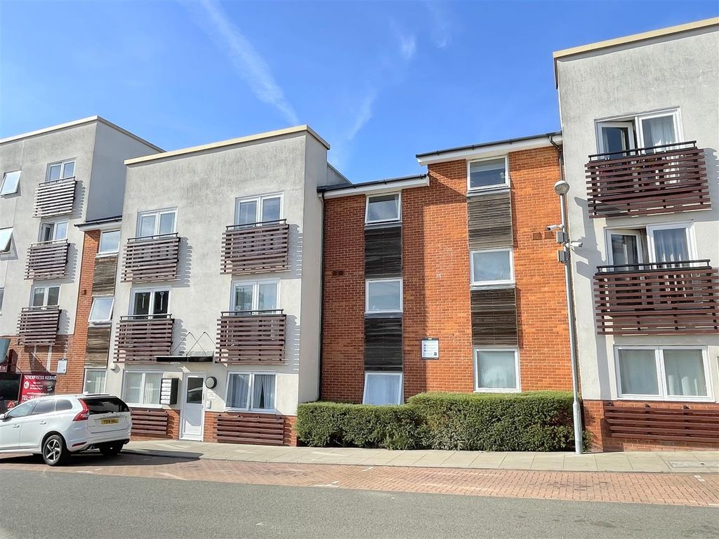 2 bed flat for sale in Tye Road, Ipswich IP3, £137,500 - Zoopla