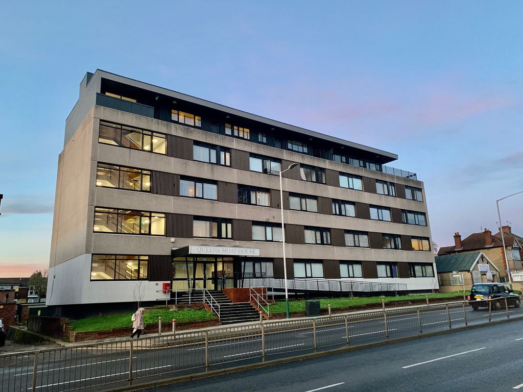 2 bed flat to rent in St. Edwards Way, Romford RM1 - Zoopla