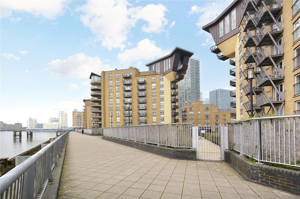 2 bed flat to rent in Westferry Road, London E14, £2,817 pcm - Zoopla