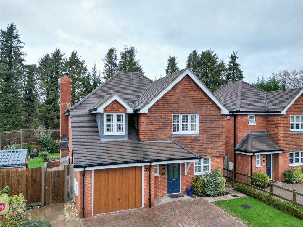 4 Bed Detached House For Sale In Southgate Close Kempshott Hampshire