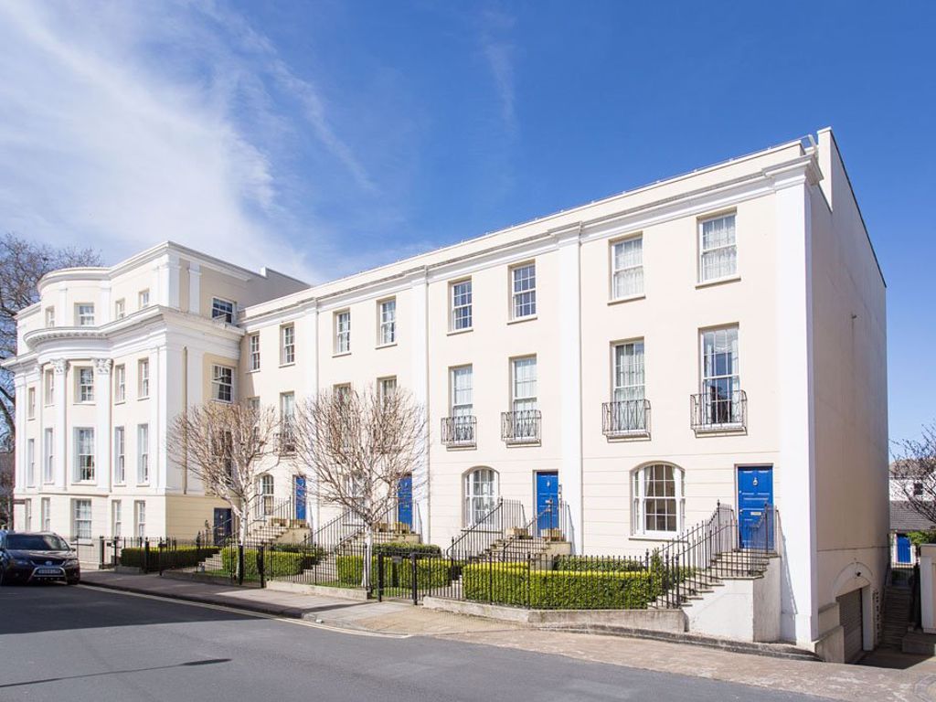 3 bed flat to rent in Priory Street, Cheltenham GL52 - Zoopla