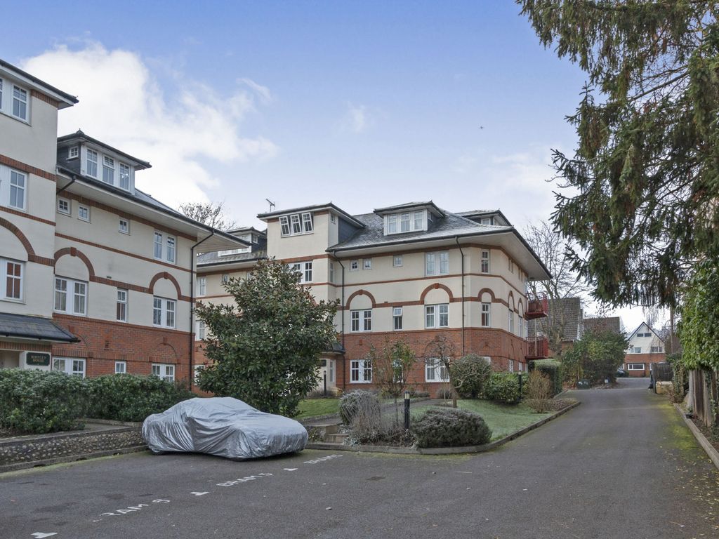 2 bed flat for sale in Claremont Avenue, Woking, Surrey GU22 - Zoopla