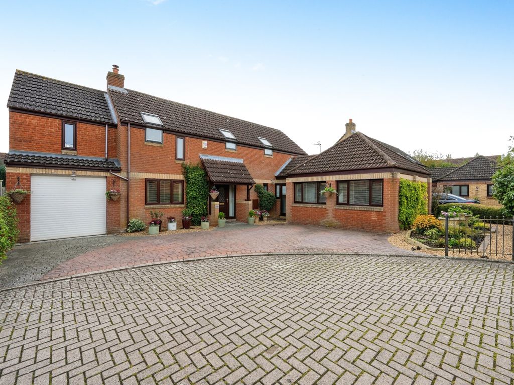 4 bed detached house for sale in Abraham Close, Willen Park, Milton ...