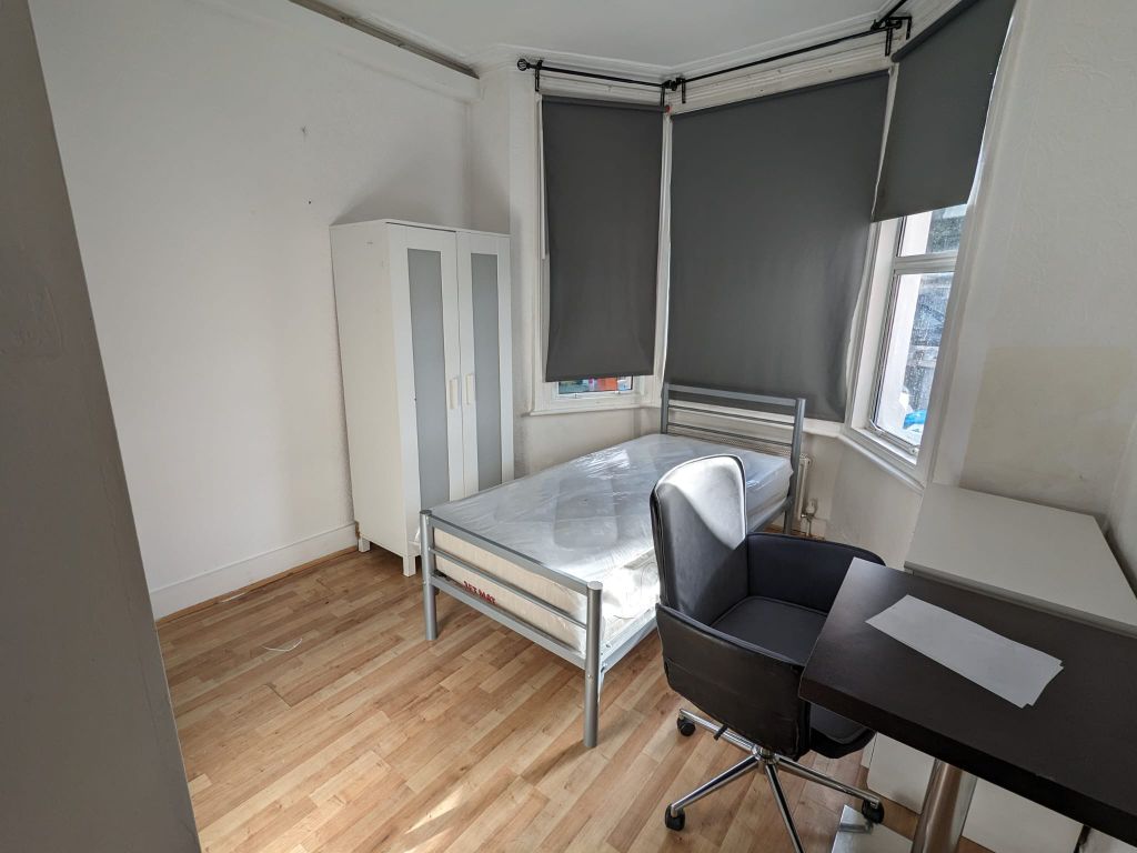 Studio to rent in Chapter Road, Willesden NW2, £925 pcm - Zoopla