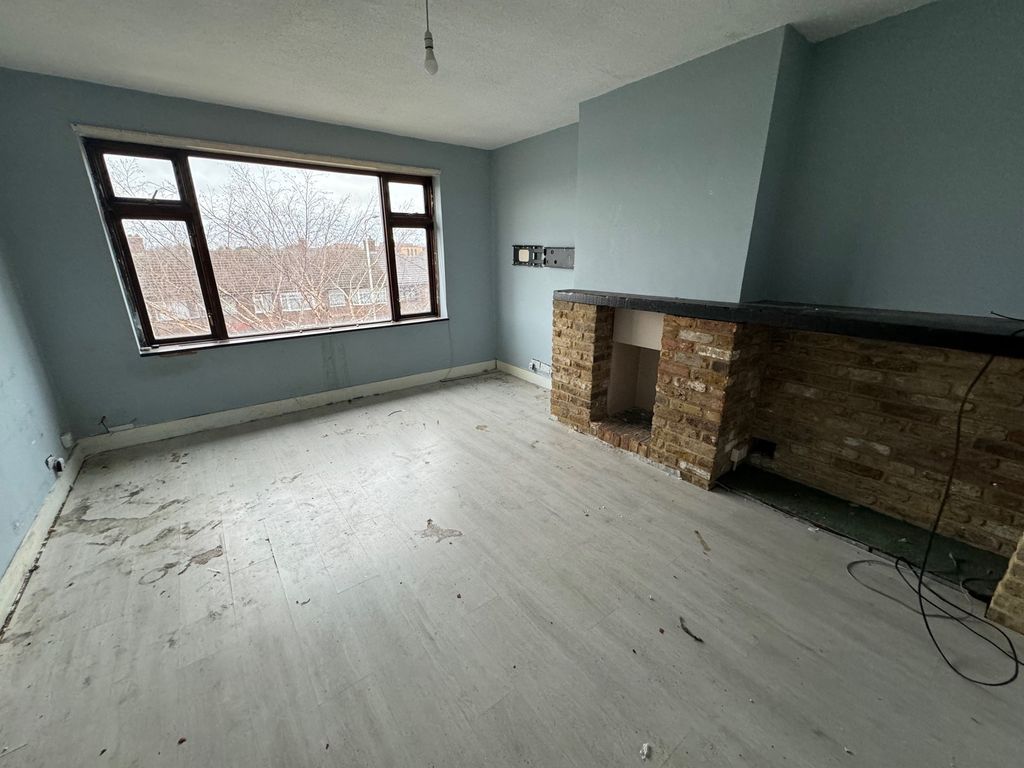 2 Bed Flat For Sale In Whalebone Lane South Dagenham Essex Rm8 £