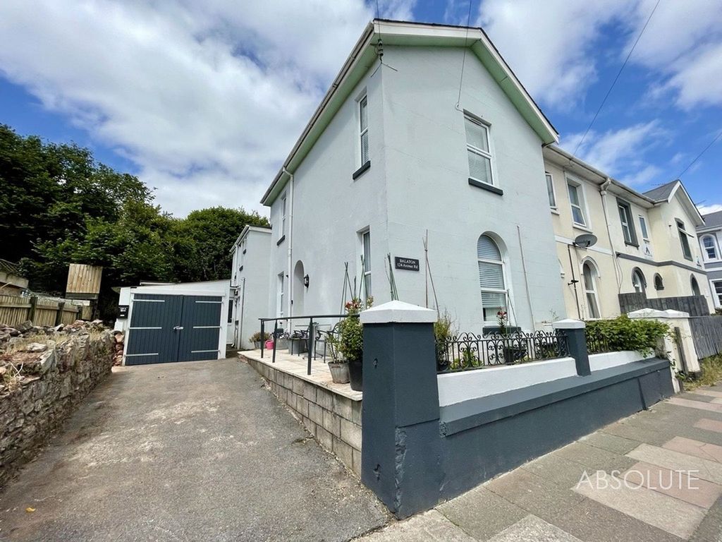 2 bed flat to rent in Avenue Road, Torquay TQ2, £895 pcm - Zoopla