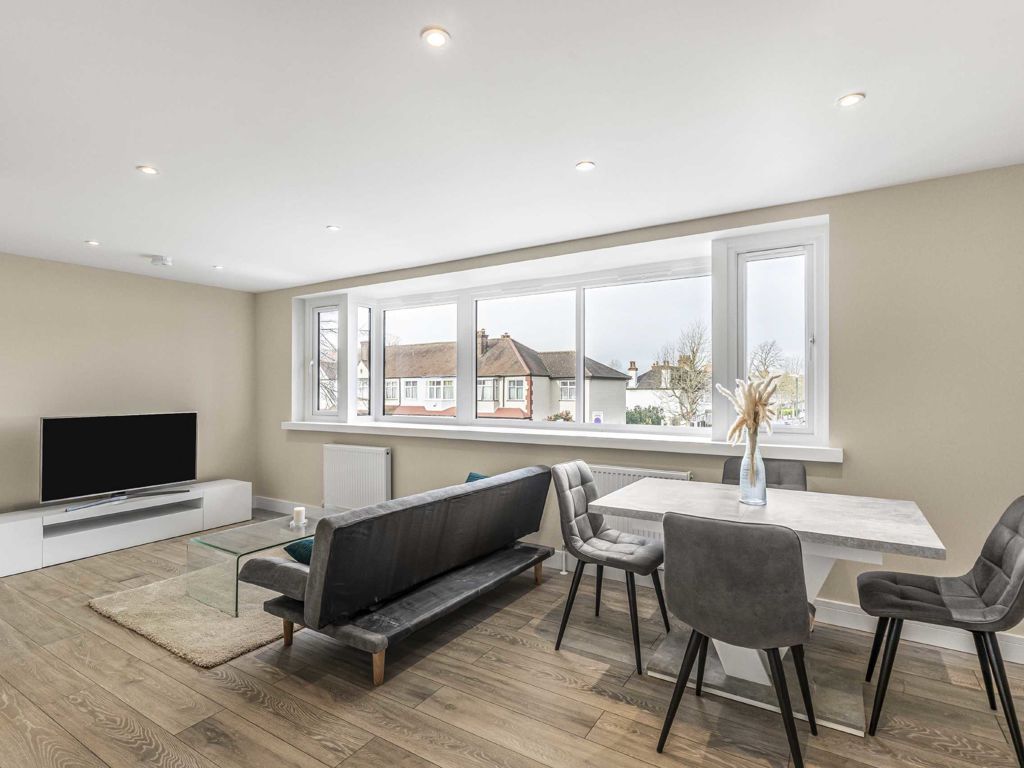 2 bed flat for sale in Streatham Road, Mitcham CR4, £350,000 - Zoopla