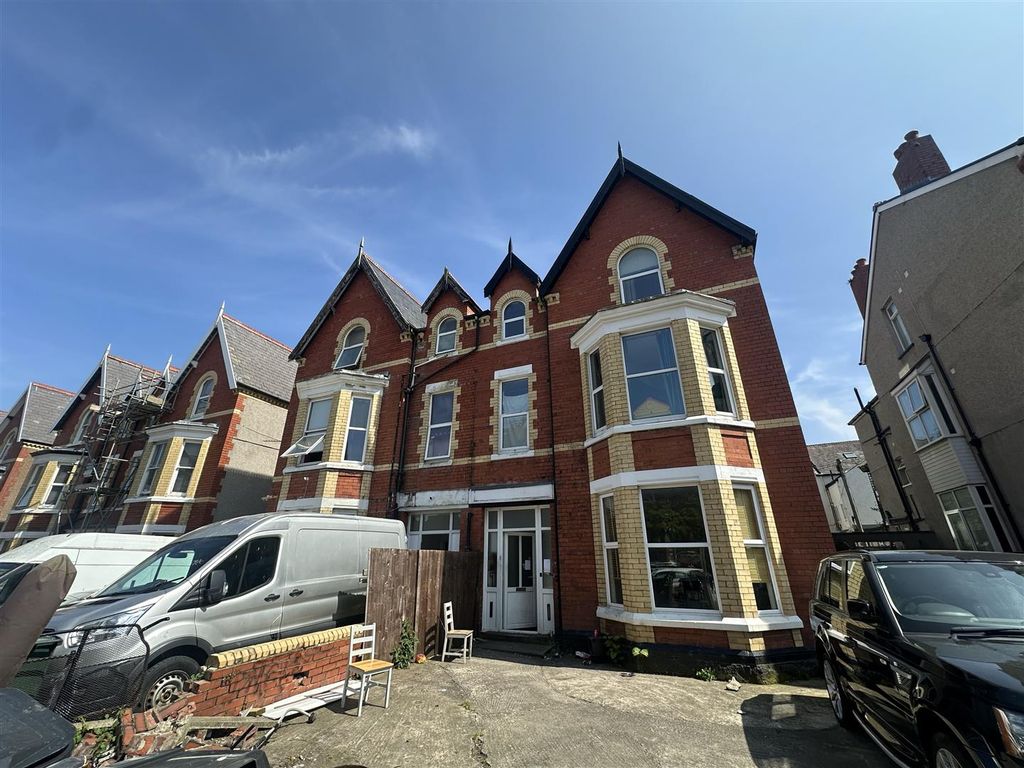 2 bed flat to rent in Mostyn Road, Colwyn Bay LL29, £795 pcm - Zoopla