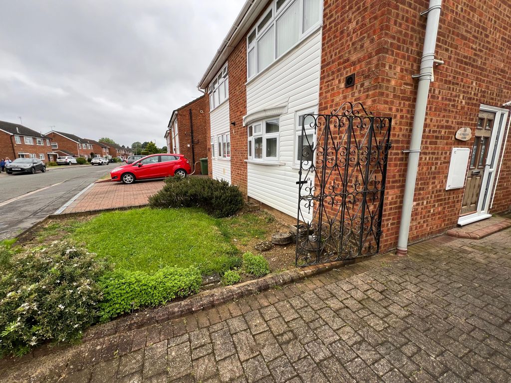 2 bed semi-detached house to rent in Alfriston Close, Luton LU2, £1,400 ...