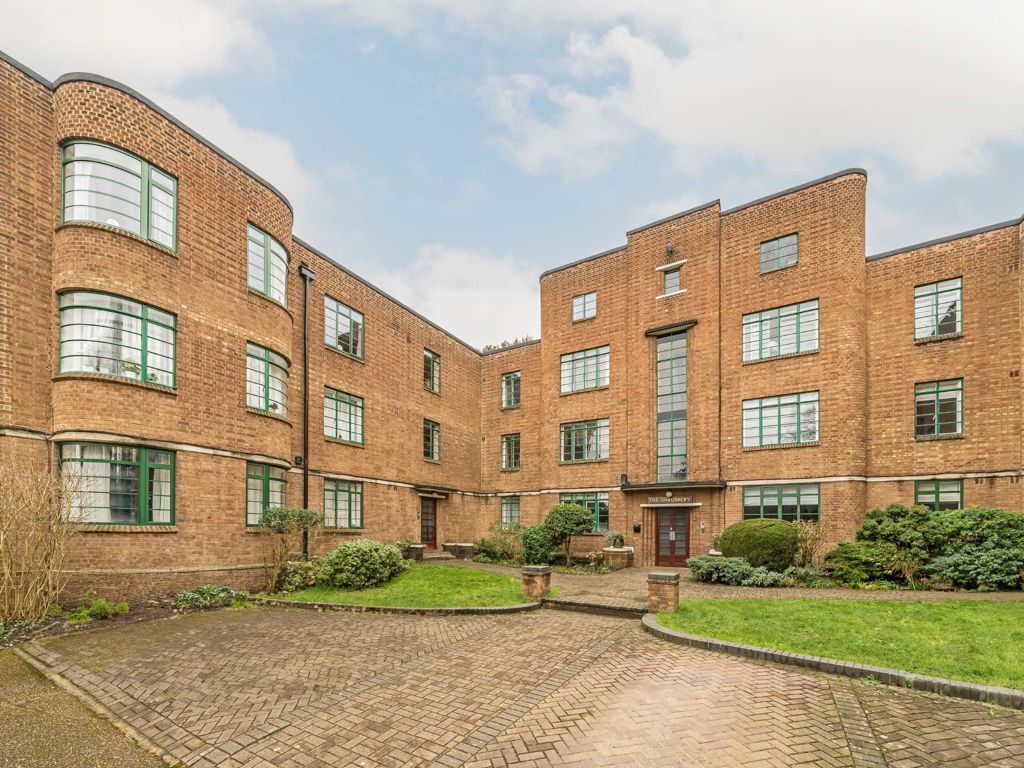 2 bed flat for sale in Hook Road, Surbiton KT6, £409,950 - Zoopla