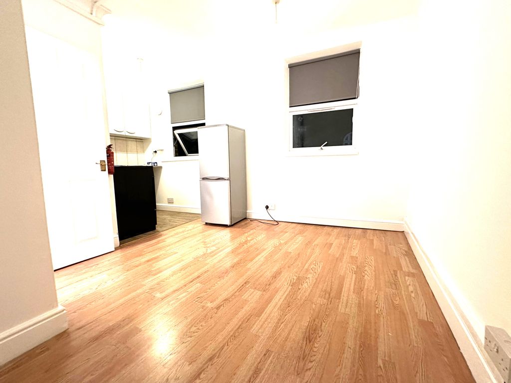 1 bed flat to rent in Broad Lane, London N15, £1,200 pcm - Zoopla